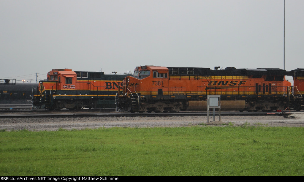 BNSF 566 (ex BNSF 8606) & BNSF 7381